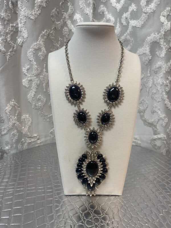 Black and Silver Necklace – The Fashion Opera